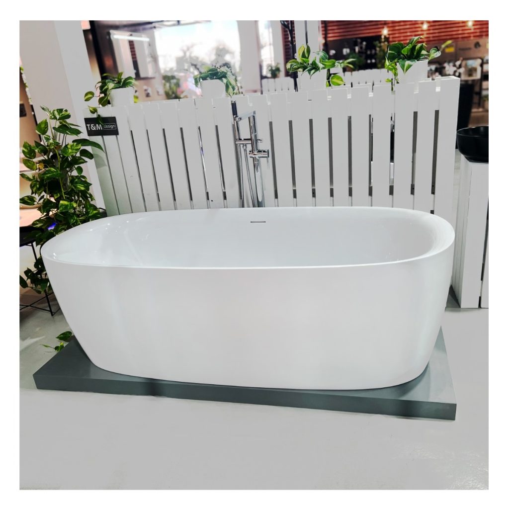 T&M DESIGN Free standing bathtub with integrated surround panel ...
